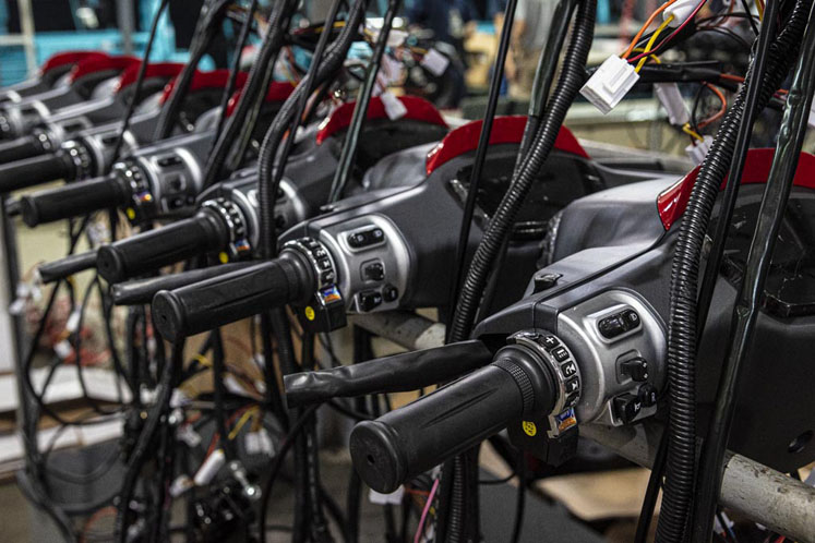 Vedca y sus vehículos eléctricos en Cuba - Televisión - Media Prensa Latina