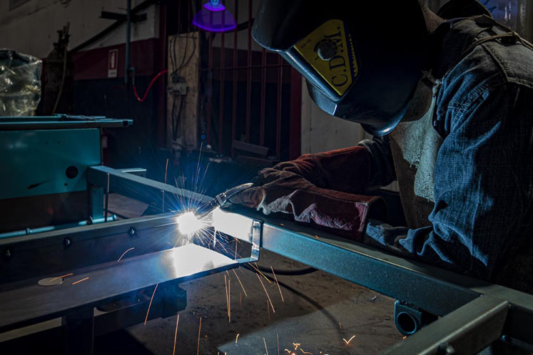 Vedca y sus vehículos eléctricos en Cuba - Televisión - Media Prensa Latina